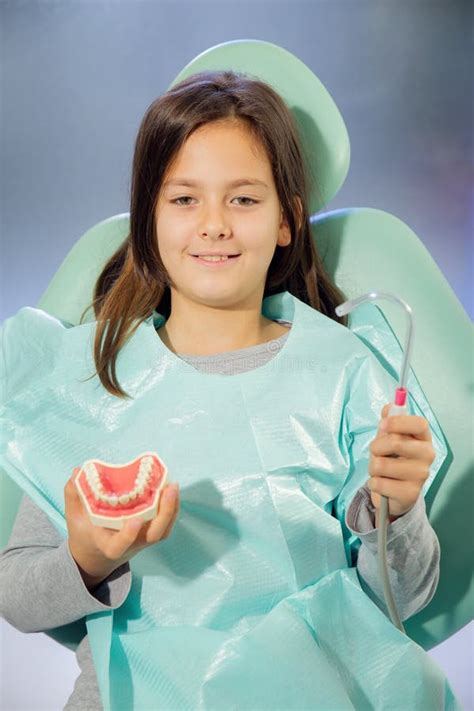 Petite Fille S Asseyant Dans La Chaise De Dentistes Image Stock Image