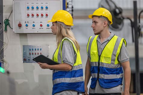 기술자는 안전 중단없는 고품질 생산을 위해 판지 기계를 검사하고 유지 관리합니다 2명에 대한 스톡 사진 및 기타 이미지 2명 It 전문가 검사자 Istock