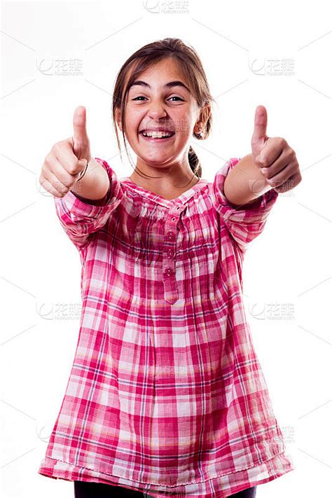小女孩竖起大拇指