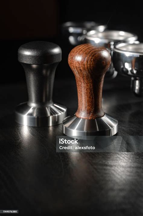 그린 로스트 그라운드 및 핫 커피와 탬 퍼가 있는 4 개의 홀더 갓 내린 커피를 만들기 위한 장비 0명에 대한 스톡 사진 및 기타 이미지 Istock