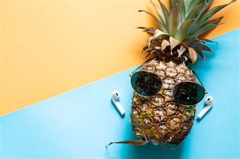 선글라스를 끼고 밝은 노란색과 파란색 배경에 이어폰을 끼고 있는 파인애플 여름 방학과 여행의 개념 평면도 복사 공간 0명에 대한 스톡 사진 및 기타 이미지 Istock
