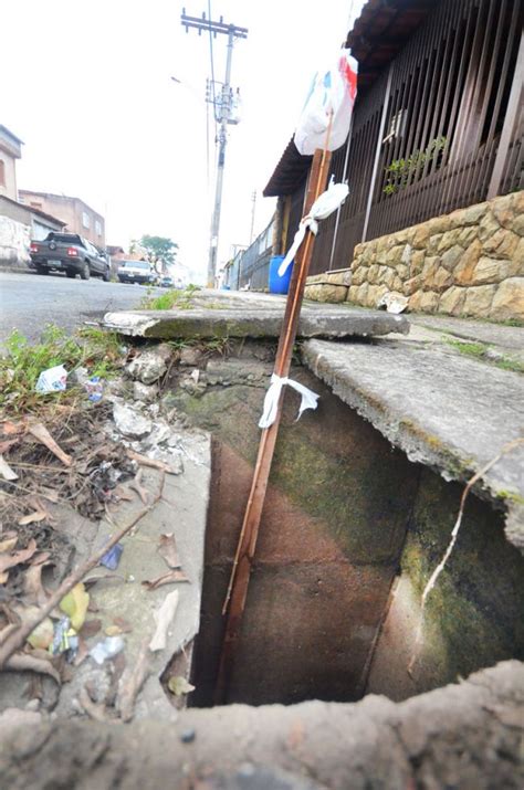 Buraco De Quase Dois Metros Oferece Risco Aos Pedestres