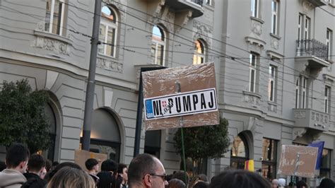 Savskim Trgom Odjekivalo Pumpaj Pumpaj Desetine Hiljada Ljudi U