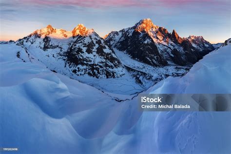 몽블랑 대산화와 녹는 빙하의 멋진 전경 이탈리아 프랑스 알프스의 겨울 모험 쿠르마유르 아오스타 밸리 이탈리아 발 베니 쿠르마유르 스키 도메인의 스키 슬로프 크리스마스 시간과