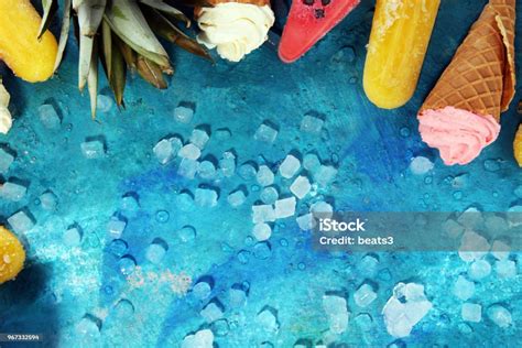 바닐라는 요구르트 또는 소프트 아이스크림 와플 콘에 고정 0명에 대한 스톡 사진 및 기타 이미지 0명 거품 내기 냉동 요구르트 Istock