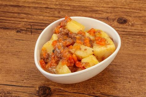 Premium Photo Roasted Potato And Beef With Sauce And Vegetables