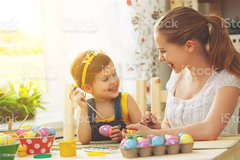 행복함 부품군 구슬눈꼬리 및 하위 여자아이 페인트 에그스 For 부활제 가족에 대한 스톡 사진 및 기타 이미지 가족 계절