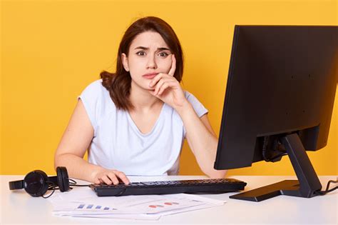 보고서를 작성 하기 위한 대학 도서관에서 데스크톱 컴퓨터를 사용 하 여 꽤 젊은 여성 대학생의 초상화를 닫습니다 축 하의 모습을