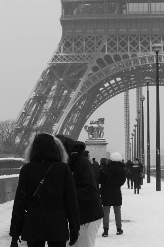 흑인과 백인 2018 년 9 월 30 일 파리에서에서 에펠 타워 야간 에펠 탑과 파리 200000000와 프랑스의 가장 유명한 기념비 방문 0명에 대한 스톡 사진 및 기타