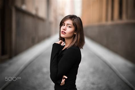 배경 화면 검은 여자들 단색화 모델 초상화 피사계 심도 스트레이트 헤어 긴 머리 뷰어를보고 사진술 드레스