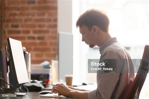 사무실 책상에 컴퓨터에 타자를 치는 심각한 집중 된 사업가 경영자에 대한 스톡 사진 및 기타 이미지 경영자 계획 기업 비즈니스 Istock