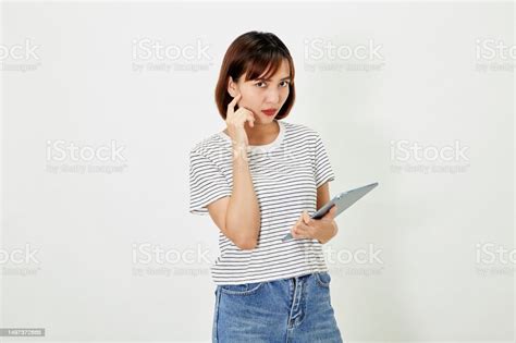 젊은 아시아 여성 회사 직원이 웃고 디지털 태블릿을 들고 하얀 배경에 서 있다 복사 공간 35 39세에 대한 스톡 사진 및 기타