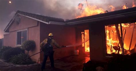 3 500 Homes Under Threat As Ventura County Fire Burns Through Neighborhoods United States