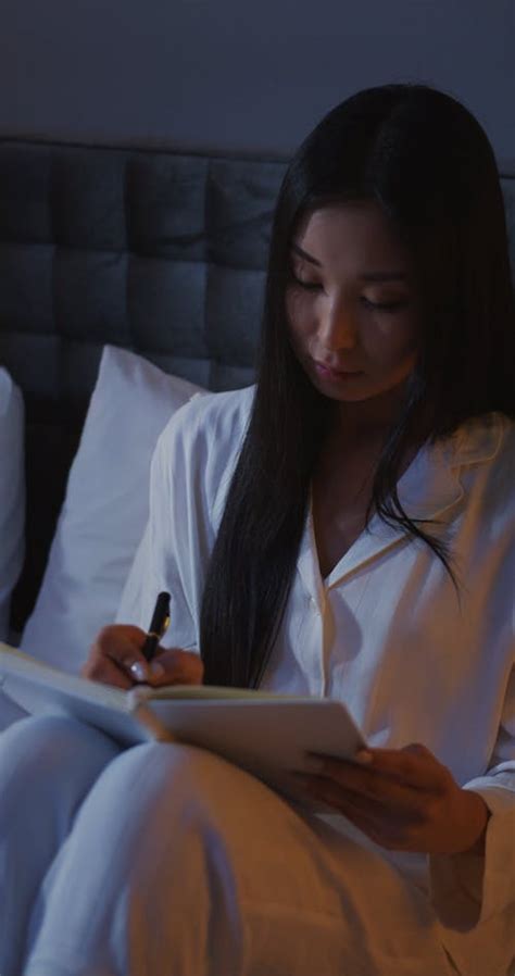 有关个人想法 人 內部 内省 冷靜 动态射击 吸引人 周到 和平的 國內 在家 坐 多莉射击 夜晚的 夜间 失眠 女性 安慰 安静的时光 安靜 室內