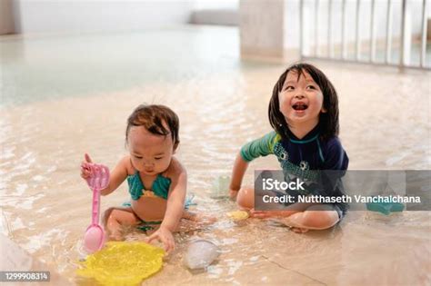 수영장에서 두 아이 아이들은 실내에서 수영합니다 호텔에서 휴가 중 아이 모델 해변에서 놀고있는 어린 소녀 수영장에서 즐거운 시간을 보내고 여름과 휴가 아시아 가족 개념 2