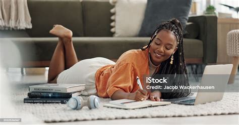 노트북 행복하고 현대적인 아파트의 거실 바닥에 메모를 쓰는 여자 기술 미소 그리고 집 라운지에서 컴퓨터로 공부하는 젊은 아프리카 여대생 25 29세에 대한 스톡 사진 및