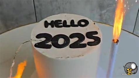 کلیپ خلاقانه تبریک سال نو میلادی سال ۲۰۲۵ میلادی مبارک فیلو