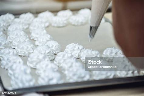 머 랭과 디저트를 만드는 과정 Gloved 손 크림 좋다고 제과의 생산 개념에 대한 스톡 사진 및 기타 이미지 개념 다양 미식가 Istock