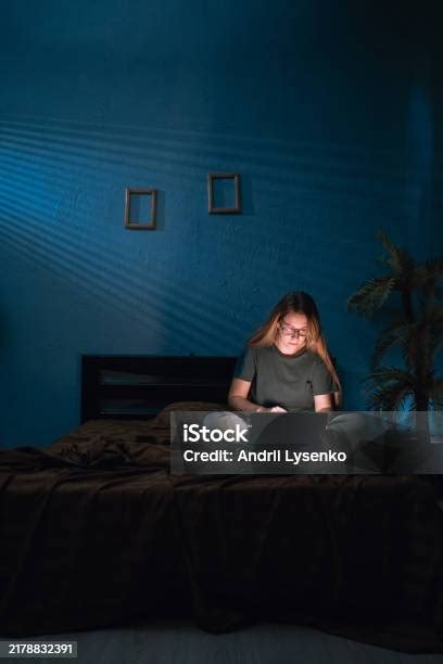 안경을 쓴 여자 프리랜서 집에서 일하는 밤 야근 노트북과 함께 침대에 앉아 있습니다 기술 인터넷 통신 및 사람 35 39세에 대한 스톡 사진 및 기타 이미지 Istock