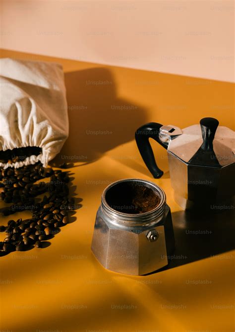 옆에 쿠키가 든 유리에 우유를 붓는 사람 사진 Unsplash의 커피 이미지