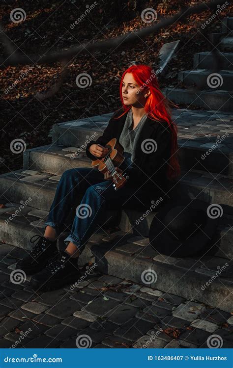 Garota Sexy Ruiva De Cabelo Comprido Toca Ukulele Retrato Perfeito Para