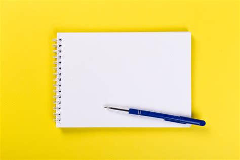 다채로운 배경에 스케치북 공간을 복사합니다 빈 오픈 노트북 교육 또는 새로운 직장의 개념의 상단보기 0명에 대한 스톡 사진 및 기타 이미지 Istock