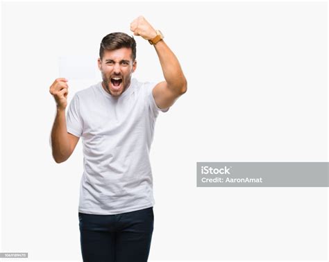 잘생긴 젊은이 격리 된 배경 화가 위에 들고 빈 카드와 미친과 제기 손으로 소리 분노와 좌절 외치고 분노 개념 감정에 대한 스톡 사진 및 기타 이미지 Istock