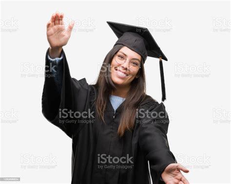 젊은 스페인 여자 졸업된 모자와 유니폼 보고 포옹에 대 한 두 팔을 벌려 웃 고 카메라 명랑 식 수용 행복입니다 라틴 아메리카 히스패닉 민족에 대한 스톡 사진 및 기타