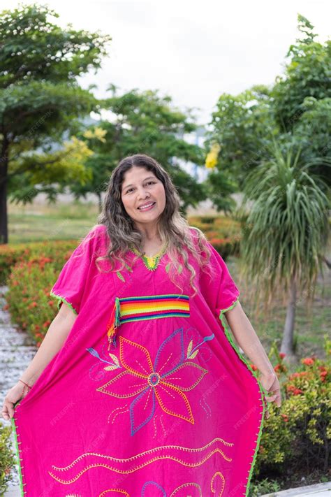 Mujer Indígena Colombiana Con Traje Tradicional En Un Parque Foto Premium