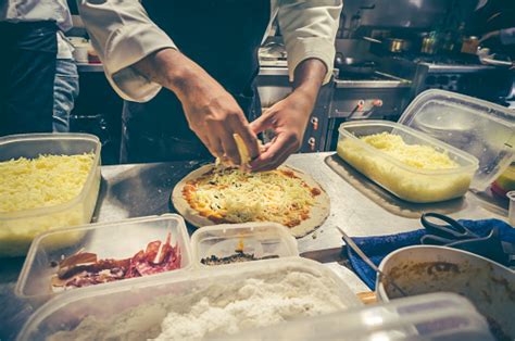 부엌에서 맛 있는 피자를 준비 하는 흰색 유니폼에 요리사 건강에 좋지 않은 음식에 대한 스톡 사진 및 기타 이미지 건강에 좋지 않은 음식 기술 레스토랑 Istock