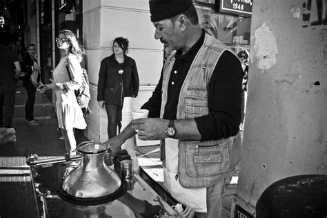 무료 이미지 사람 검정색과 흰색 도로 화이트 거리 사진술 도시의 여행 후지 필름 유행 음악가 검은