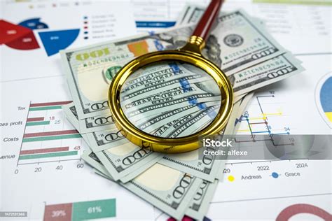 비즈니스 그래프는 미국 달러 지폐와 돋보기가 있는 그래프 용지 0명에 대한 스톡 사진 및 기타 이미지 0명 개념 검색 Istock