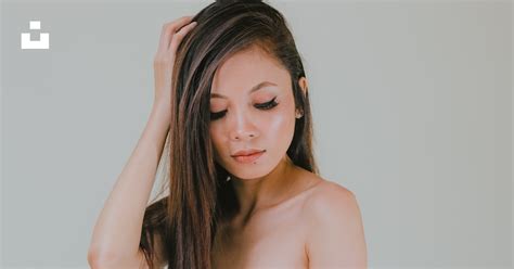 흰 바지와 녹색 상의를 입은 여자 사진 Unsplash의 무료 소녀 이미지