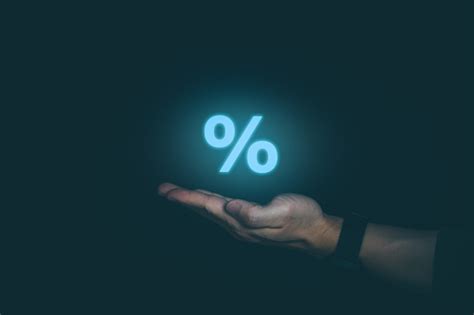 금융 연구 정부 세금 및 계산 세금 환급 개념 홀로그램 비율을 보여주는 사업가 온라인 세금 환급 양식 지불 개념 작성 온라인 마케팅 개념에 대한 스톡 사진 및 기타 이미지