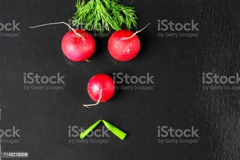 검은 배경에 미소 야채 붉은 무와 녹색 부추 만든 딜 머리와 추상 재미 심각한 불행 한 슬픈 얼굴 건강 한 식습관 채식 유기농 영양 개념에 대한 스톡 사진 및 기타 이미지