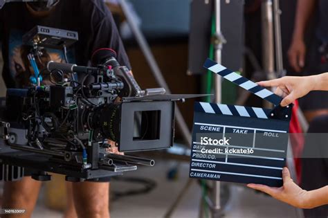 남자 손 들고 영화 클래퍼 영화 감독 개념 영화 촬영 또는 비디오 제작 및 영화 제작진 팀의 비하인드 스토리 산업에 대한 스톡 사진 및 기타 이미지 Istock