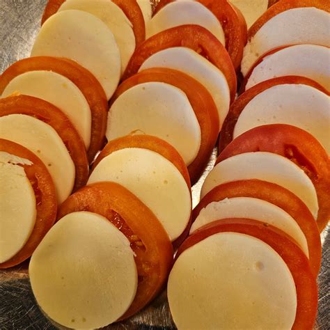 스톡홀름샐러드 경상대점 1월 3일 금요일 🧡오늘의 샐러드🧡 양상추 토마토and로메인 냉우동파스타 모짜렐라치즈카프레제 닭가슴살and올리브 사과and천혜향 크림치즈베이글 과일요거트