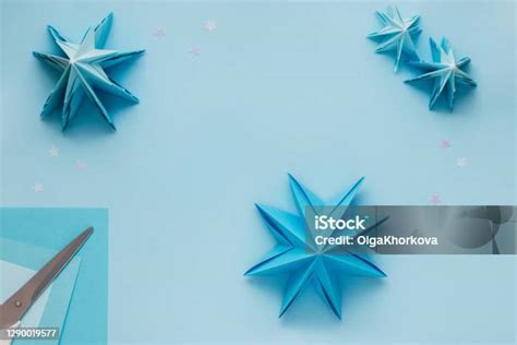 파란색 종이로 만든 간단한 종이 접기 3d 크리스마스 트리 단계별 지시 16단계 종이접기에 대한 스톡 사진 및 기타 이미지 종이접기 크리스마스 하이 앵글 Istock