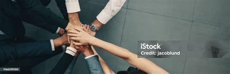 지원과 동기 부여의 옹기종기 모여 있는 다양한 비즈니스 팀 실제 인물에 대한 스톡 사진 및 기타 이미지 실제 인물 포부 비즈니스 Istock