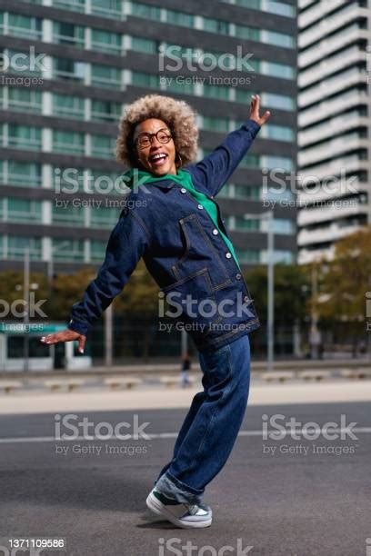 아프리카 계 미국인 여자 아프로 헤어 스타일 도시 배경에서 미소 캐주얼 한 옷을 입고 검은 소녀 여자에 대한 스톡 사진 및 기타 이미지 Istock