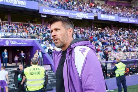 Limprobable Chant Entonn Par Le Coach De Valladolid Espagne Real Valladolid Mai
