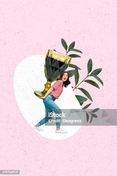 복합 트렌드 아트웍 스케치 이미지 3d 사진 콜라주 실루엣 젊음 매력적인 강한 숙녀 축하 여자 날 거대한 와인 잔 운반 20 24세에 대한 스톡 사진 및 기타 이미지