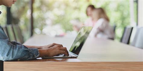 랩톱 컴퓨터에서 스마트폰 템플릿을 작업하는 젊은 Ux 웹 개발자 개념에 대한 스톡 사진 및 기타 이미지 개념 개념과 주제