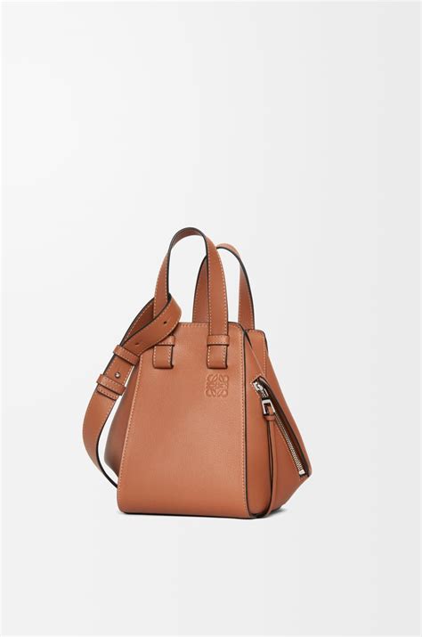 컴팩트 해먹 백 클래식 카프스킨 탠 로에베