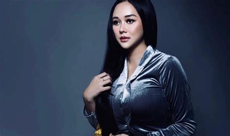 Genap 36 Tahun Aura Kasih Makin Tambah Cantik Dan Awet Muda