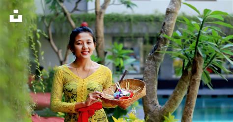 과일이 든 투명한 유리 그릇을 들고 있는 노란색 꽃 드레스를 입은 여자 사진 Unsplash의 무료 호텔 다팜 사브보야