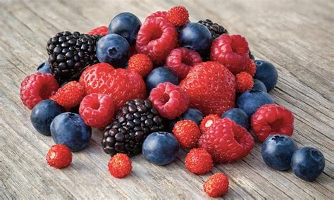 Smoothie Cremoso De Frutos Rojos Sin Azúcar Y Bajo En Calorías Para