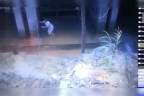 女孩突然倒地不起，邻居赶去帮忙反受其害，监控拍下心碎画面！监控邻居女孩
