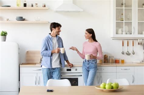 Fröhlich Lächelnde Junge Ehefrau Und Ehemann Mit Tassen Heißen