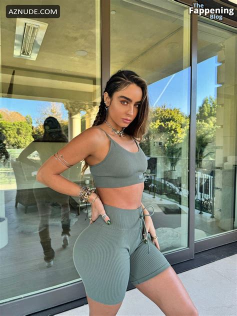 Sommer Ray Sexy Shows Off Her Busty Physique In Various Photos